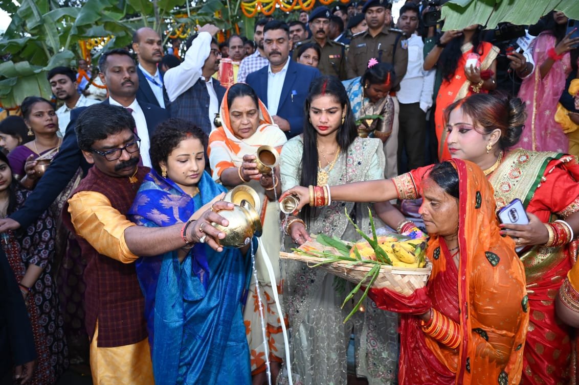 Hemant Soren Chhath Puja पर आम श्रद्धालु की तरह पूजा